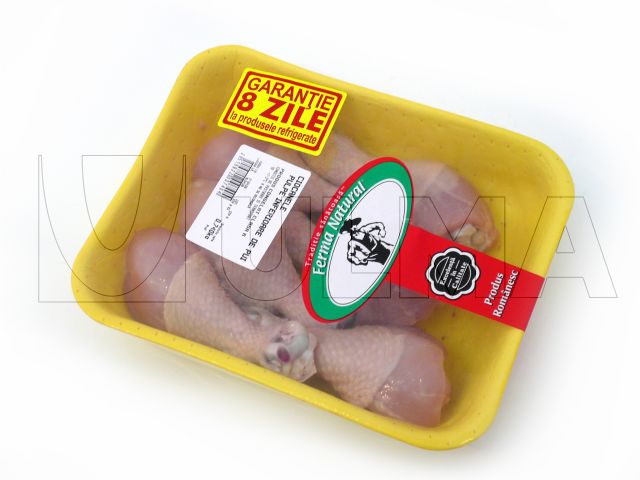 Envasado de despiece de pollo y pollo entero en bandeja con atmósfera ...