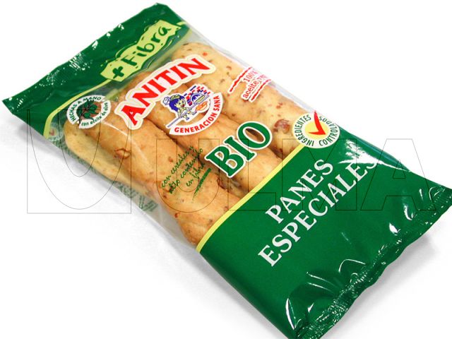 Envasado de snack de palitos de pan tostado con cereales en flow pack ...